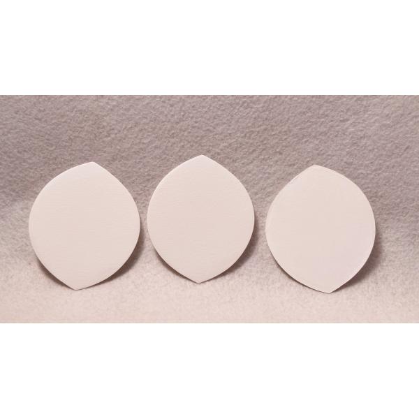 色は白です。　前の品より白いです。奉書紙１束１００枚縦　8.6　ｘ　横　7.2　約ｃｍ