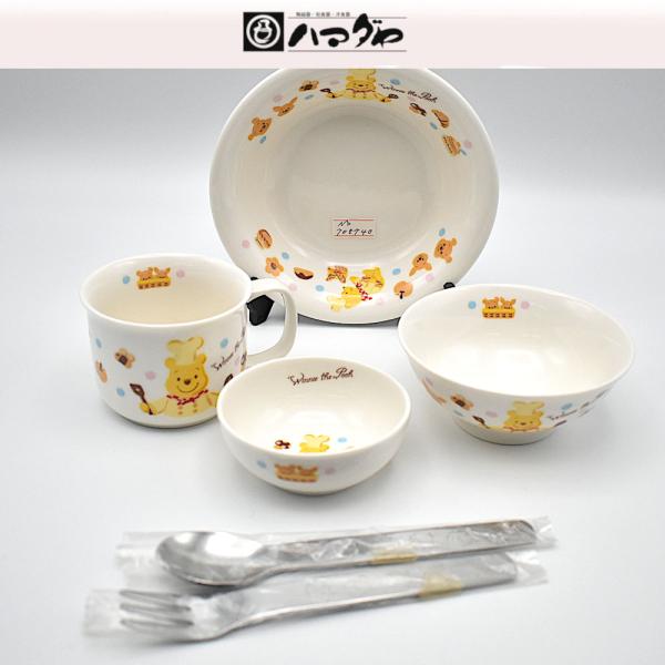 【発売日：2024年02月03日】子供に人気のキャラクターくまのプーさん入りのギフト用セットです。商品：お皿　お椀　小鉢　マグカップ  スプーン・フォーク付【大きさ】皿 口径:15cm 高さ:3.5cm 小鉢 口径:8cm 高さ:3.5cm...