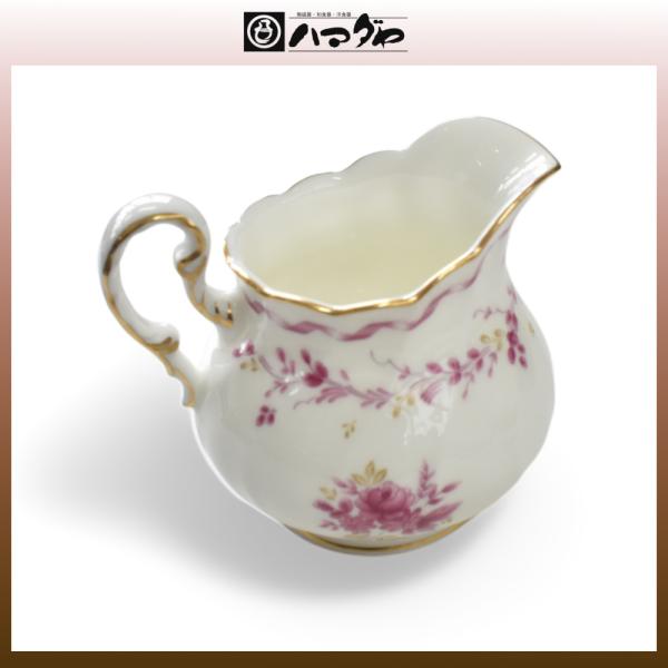 【発売日：2025年10月25日】ノリタケの「ボーンチャイナ スタジオコレクション ピンクローズ」は、繊細な美しさと上品な華やかさを兼ね備えた洋食器シリーズです。昭和レトロな雰囲気のピンクローズシリーズは、柔らかなピンクのバラが描かれた絵柄...