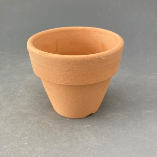 使いやすい２.３号素焼鉢を２０個セットにしてお届けします。