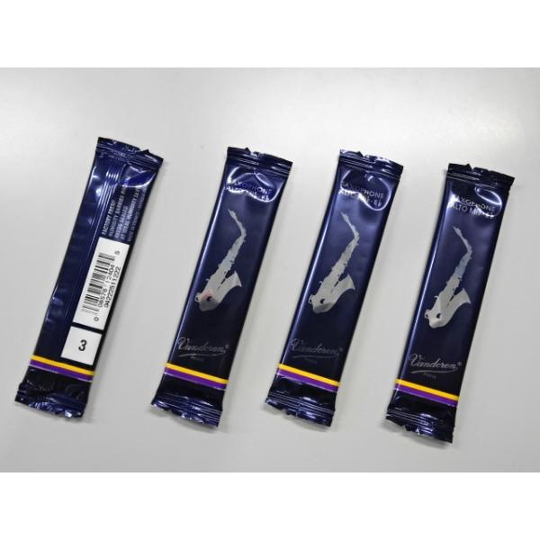 アルトサックス用リード1枚づつ個包装されています。長年にわたって高い評価を得ている一番幅広く使われているリードで、どんなスタイルの音楽にも合います。主な特質は、全音域にわたりレスポンスが素晴らしく、最高音のピアニッシモでのアタックも可能です...