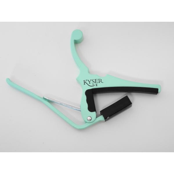 素早く装着できるカイザーカポKyserと Fender とのコラボレート商品です。