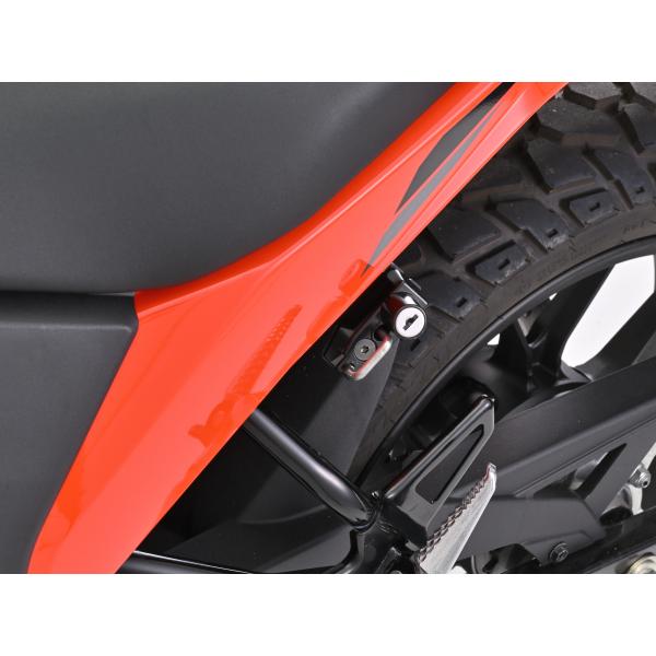 【適合車種】V-strom250SX（23）　【商品説明】スマートに取り付けが可能な車種専用設計 ●鍵付きヘルメットホルダーが純正採用されていない車両にボルトオンでヘルメットホルダーが取付可能。純正ライクな見た目で、車両の雰囲気を崩しません...