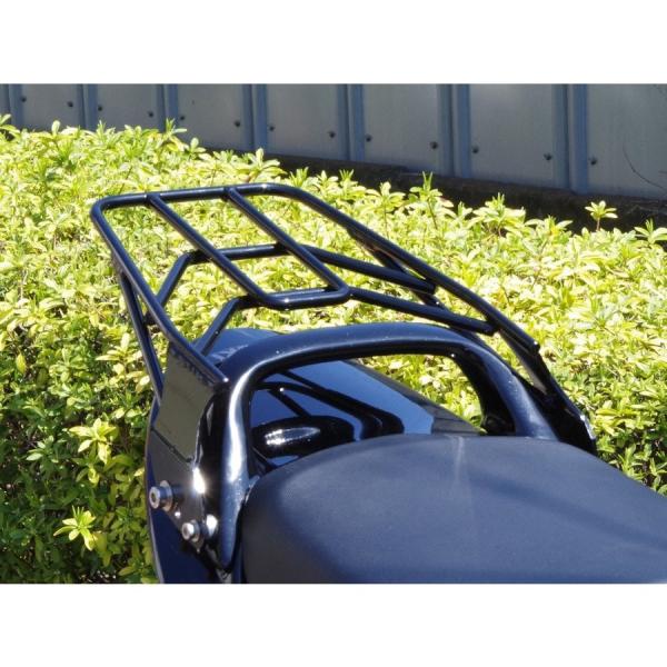 【適合車種】バンディット1200・バンディット1200S　【備考】大きさ：天板（縦：230mm・横(もっとも狭い部分)：160mm・横(もっとも広い部分)：210mm）、キャリア本体（縦：330mm、横：280mm）、最大積載量：5Kg。　...