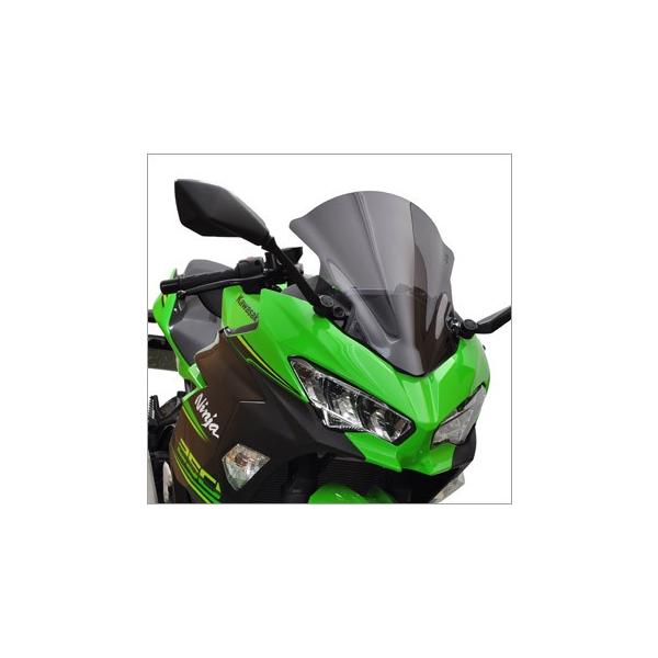 【適合車種】Ninja400（ニンジャ）　【適合型式】2BL-EX400G　【商品説明】材質：ポリカーボネイト樹脂 ●サイズ：H430mm×W360mm×D2.5mm（純正より30mmアップ/40mmロング） ●カラー：スモーク