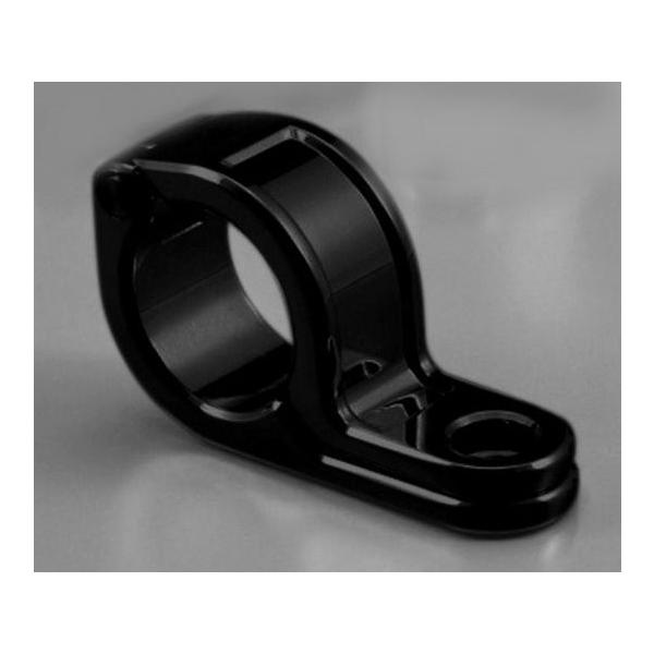 【対応フォーク径】41mm　【商品説明】マルチに使えるフォーククランプブラック塗装（電着塗装）仕上げ。 ●取付穴はΦ10.2mm。 ●ウインカーやホーン、メーターなどさまざまな物の取り付けに対応。ヒンジ形状によりクランプを分解せずに取付可能...