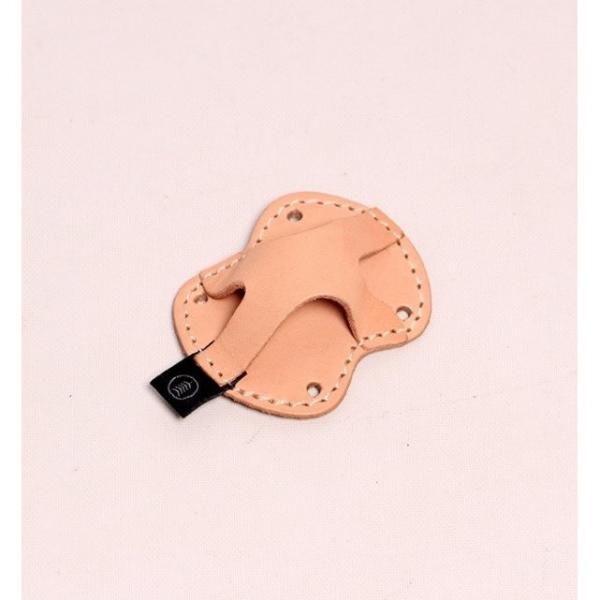 【サイズ】H4×W5.5（cm）　【備考】カラー：タン　【商品説明】横にも縦にも使える本革サングラスホルダー。 ●ハンドルに簡単装着！ ●こだわりの細部 ●・「X型」のホルダーでハンドルの角度に応じて、サングラスを横にも縦にもかける事ができ...