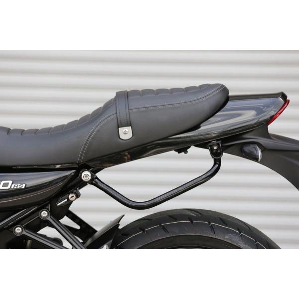 【適合車種】Z900RS　【適合型式】CJF/CJFA/CKF/CKFB/EJF/EKF　【適合年式】18年　【商品説明】1.バッグガード本体、取扱説明書 ●タンデムグリップ：スチール製 ●カラー：ブラック塗装仕上げ純正LEDウィンカー、純...