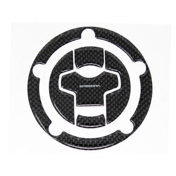 【適合】汎用（必ず形状を確認ください）　【商品説明】タンクキャップの上に貼るだけで簡単にドレスアップができ、タンクキャップ回りの傷などを防止します。 ●高級感がある3Kカーボンファイバーを使用しており、カーボンプリント(カーボン調)のものと...