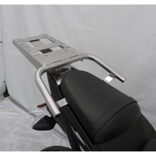 【適合車種】GSX250R　【適合型式】車体型式：2BK-DN11A/エンジン型式：J517　【備考】※リアボックスは付属していませんのでご注意下さい。　【商品説明】リアボックスを装着するためのリアボックス用ベースブラケットを装備したタンデ...