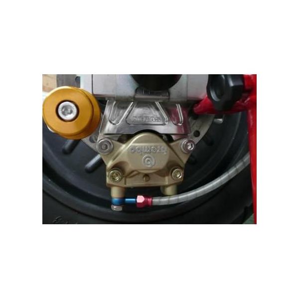 ■受注生産商品となっており、商品手配後 10日〜2週間程度入荷にお時間を頂きます。　　Down-TYPEブレンボ2Pキャリパー用サポート。取り付けはスイングアームの下側に付きます。備考※キャリパーは別途お買い求め下さい。※取付ける際に、ハブ...