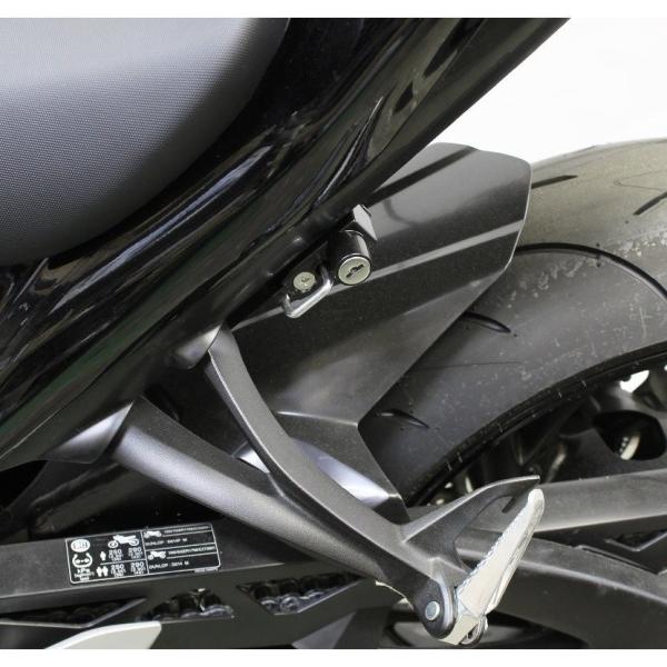 【適合車種】GSX-S1000/F　【適合型式】GT79A　【適合年式】15年〜　【商品説明】あれば便利なヘルメットロックをタンデムステップ部に装着。 ●スパルタンな車体イメージを壊すことなく、使いやすい場所を考慮しました。