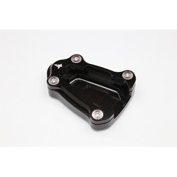 【適合車種】レブル1100/DCT　【商品説明】サイドスタンド使用時に、車体の傾きを抑えることで取り回し性を向上させます。 ●スタンドの接地面積も増大するため、軟弱な路面に停車した場合でも、サイドスタンドのめり込みを防止します。 ●高さはノ...