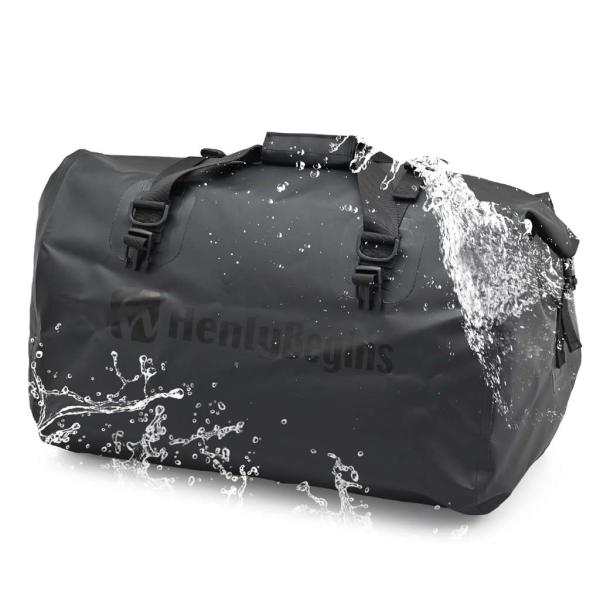 【サイズ】高さ350×幅550×奥行330mm　【商品説明】雨、泥を気にせずアクティブにバイクに乗りたい、そんなライダーのための防水シートバッグ。 ●ターポリン生地と縫い目のないシームレスで高い防水性を実現し、水だけでなく泥跳ねからも荷物を...