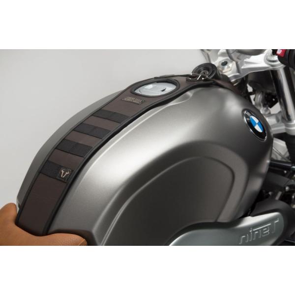 【適合車種】BMW R nineT　【適合年式】2014〜2016年　【商品説明】SLAタンクストラップ ●車種ごとに丁寧に設計されたレジェンドギアのタンクストラップは、純正車両の美しさを損なわないビンテージデザインと精度の高い仕上がりが魅...