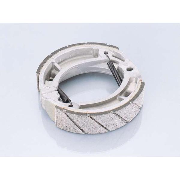 【適合】汎用　【商品説明】高温時でも変質の少ないグリップの良い特殊ライニング材を採用。ライニング表面に溝を設置（一部のシューを除く）することにより、冷却効果を高めて粉塵をたまりにくくし、ブレーキの効きを持続させます。 ●※ブレーキシューは消...