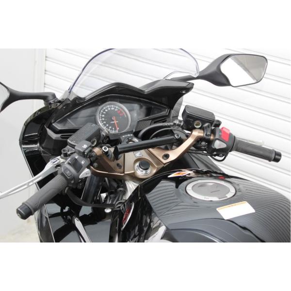 【適合車種】VFR800F　【適合型式】￥RC79　【適合年式】14年〜　【商品説明】ナビやスマホ等の取り付けに困る車種にマウントステーが登場<br>受注生産モデルでありながらも人気のＶＥＲ８００Ｆにスマートフォンなどの電装機器...