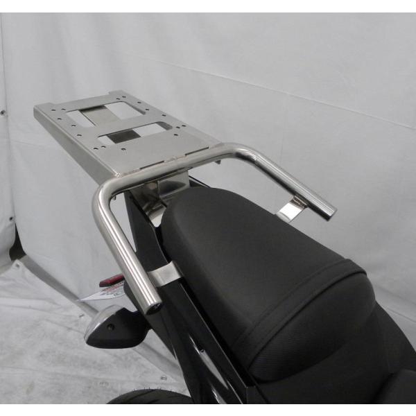 【適合車種】GSX250R　【適合型式】車体型式：2BK-DN11A/エンジン型式：J517　【備考】※リアボックスは付属していませんのでご注意下さい。　【商品説明】リアボックスを装着するためのリアボックス用ベースブラケットを装備したタンデ...