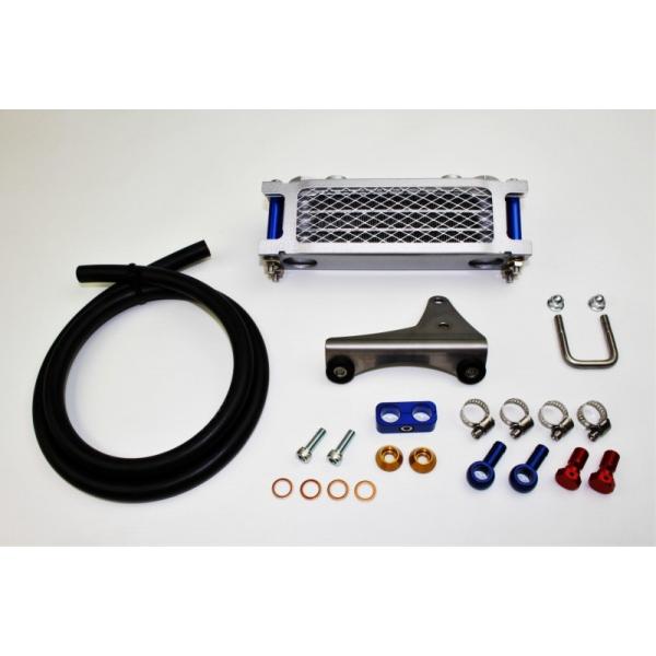 【適合車種】APE100（エイプ100）　【商品説明】エイプ50/100共通オイルクーラーセットです。 ●純正フェンダー位置を変更せずに取り付け可能なオイルクーラーです。 ●オイルクーラーを縦置き配置とし、フィッティングパーツやホースライン...