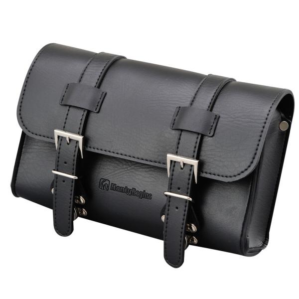 【サイズ】容量：2L　【商品説明】収納場所が無いハーレーダビッドソンや国産アメリカンなどに工具や書類を積載できるツールバッグ。 ●固定ベルトの取付穴が縦・横方向に開いているので、ハンドルバーやダウンチューブ、シーシーバーなどにも取付可能。 ...