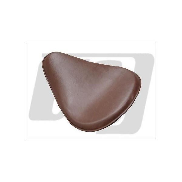 後方アップ 　合皮（縦約310ｍｍ　ｘ　横約240ｍｍ）　リア2本ボルトピッチ約180ｍｍ鉄板も厚めです。オススメです。リジットフレーム車輌・ショベル・ソフテイルなどのカスタム車輌に。合せてシートブラケットもどうぞ。【品名】ソロシートブラウ...