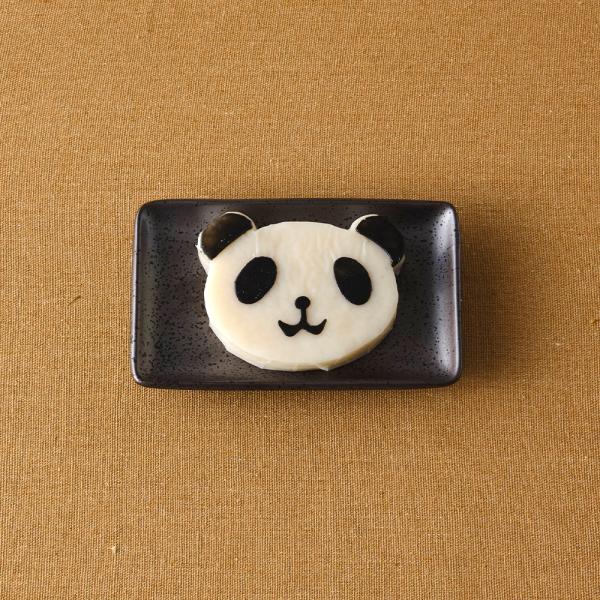 新鮮な白身魚の上質なすり身を贅沢に使用し、大人気の動物「パンダ」をモチーフにオリジナルの型で職人が一つ一つ手作業で仕上げた顔がまた一段と味があって可愛らしいと大好評を頂いております「パンダ蒲鉾」です。紅色と黒色がございます。ギフトやお土産にも。