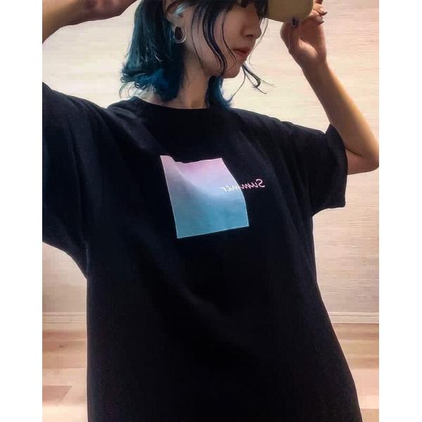 さわやかでオシャレな夏を表現したグラデーションの半袖Tシャツです。色はホワイト、ベージュ、ネイビーの3色でメンズ・レディース兼用のユニセックスタイプのTシャツです。オリジナル商品のため、人と被らない商品です。