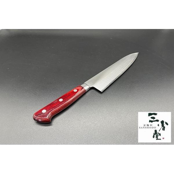 刃物の説明産地：福井県　越前市(越前 刃物)分類：牛刀刃渡り：180mm鋼材：粉末ハイス鋼柄：赤合板共口金(口金が付いている事により、汚れが溜まりやすい刃と柄の境目に汚れが溜まりにくくなっており、衛生的にご使用になられます）「よい材料、よい...