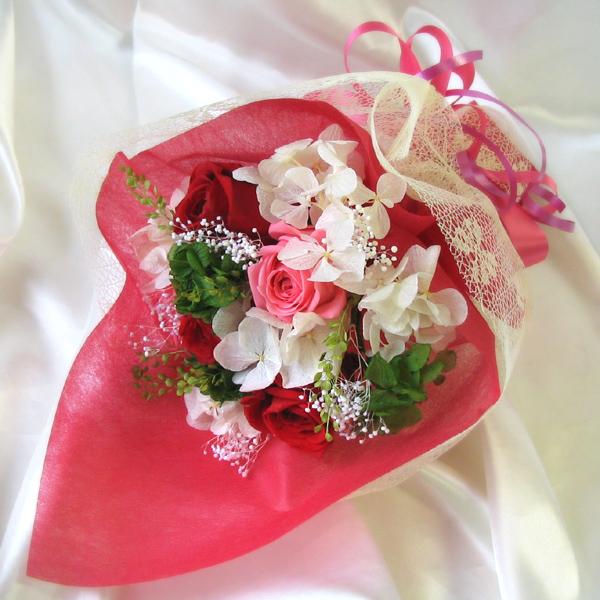 ■形　　態　 プリザーブドフラワーアレンジメント ■花 　 材 ローズ・アジサイ（以上プリザーブド）　その他：ラッピング・リボン■サ イ ズ お花部分直径約13ｃｍ長さ約23cm ■サービス ・プリザーブドフラワー取扱説明書・ギフト用ラッピ...