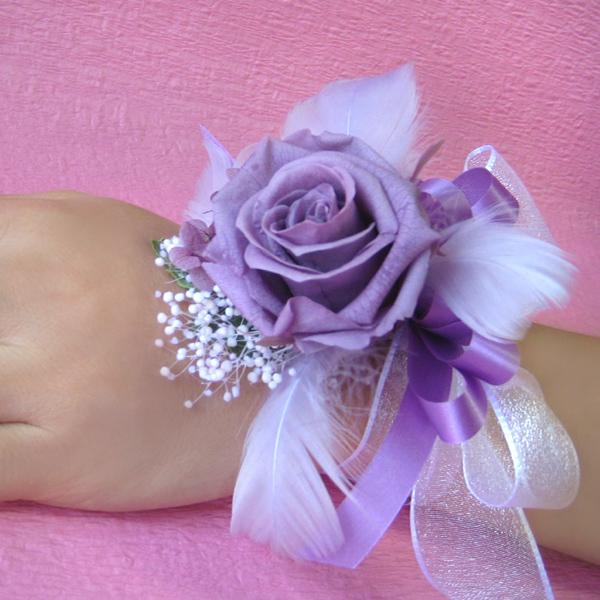 ■おすすめポイント：・コサージュのように小さな花束。手首に巻いてお好きな長さに調節して頂けます。■こちらの商品は納期を５日程頂いております。ご希望お届け日をご注文時の備考欄にご記入下さい。お急ぎの場合はお電話にてお問い合わせ下さい。TEL:...