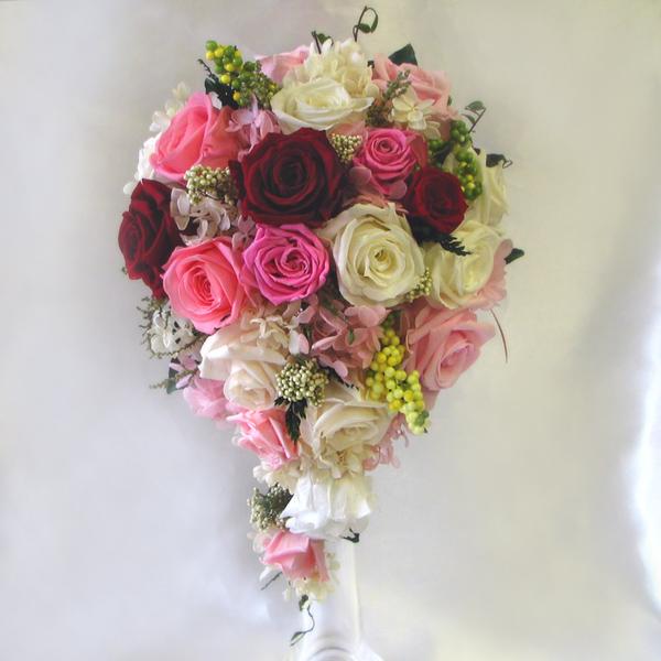 ■形　　態　 オーダーメイドプリザーブドフラワーブーケ ■花 　 材 ・ローズ・カスミソウ・アジサイ・グリーン （以上プリザーブド）・その他小花・リボンなど（オーダーにより花材が異なります） ■サ イ ズ 参考画像の商品は約１８×３０cm■...