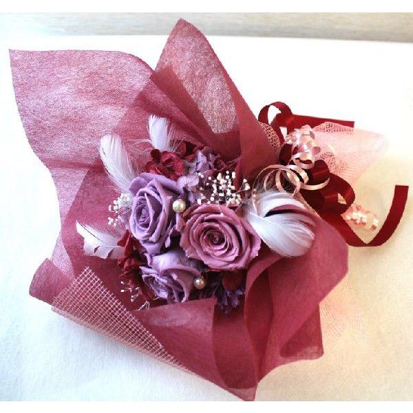 ■形　　態　 プリザーブドフラワーアレンジメント ■花 　 材 ローズ・アジサイ・カーネーション（以上プリザーブド）　その他：羽根・パール・ラッピング・リボン■サ イ ズ お花部分直径約12ｃｍ長さ約22cm ■サービス ・プリザーブドフラ...