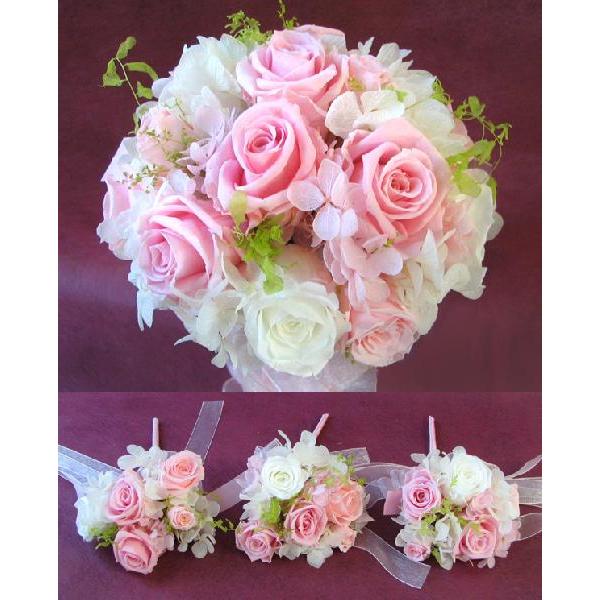 ■形　　態　 オーダーメイドプリザーブドフラワーブーケ ■花 　 材 ・ローズ・アジサイ・グリーン（プリザ）など・その他・リボンなど（オーダーにより花材が異なります） ■サ イ ズ 参考画像の商品は直径約15cm ■サービス・プリザーブドフ...