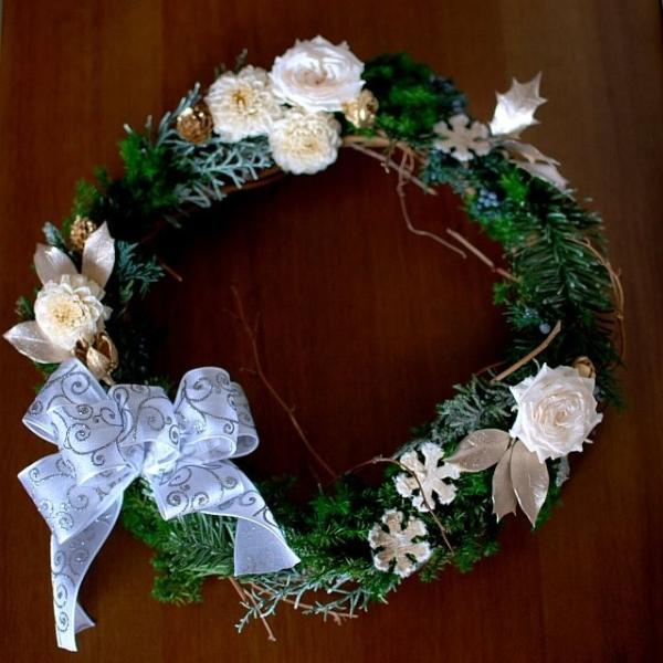 写真入りの作り方付きのキットです。プリザーブドフラワーとフランスリボンのクリスマスリース●お届けする花材バラ2輪 ダリア3輪(プリザーブドフラワー)ヒムロスギ、樅、ヒイラギなど(プリザーブドグリーン)ゴールドコーン、白樺オーナメント、リボン...