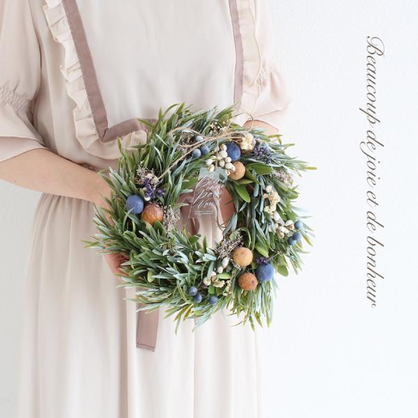 ナチュラル素材をふんだんに使用したリース。お祝いのギフトからご自宅用に様々な場面でお選びいただいております。リース上部に紐がついておりますので、壁掛け時は画びょうやフックなどに吊るして飾っていただけます。◆リースサイズ直径 約 24cm◆ケ...