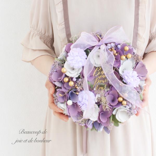 ナチュラル素材をふんだんに使用したリース。お祝いのギフトからご自宅用に様々な場面でお選びいただいております。リース上部に紐がついておりますので、壁掛け時は画びょうやフックなどに吊るして飾っていただけます。◆リースサイズ直径 約 約24cm◆...