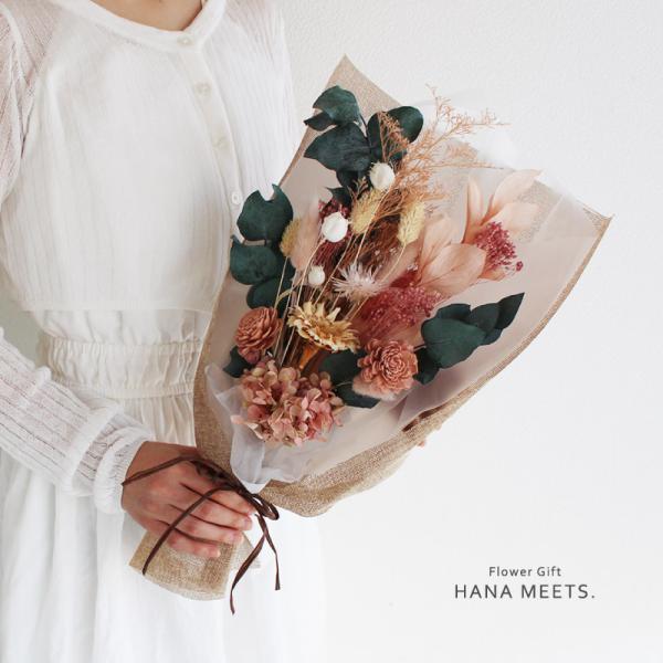 ナチュラル素材のドライフラワーを沢山使用したブーケです。スタッフが1つ1つ手作りで仕上げております。＜仕様＞　　・花材 ： ソーラーローズ ・ポアプランツ ・グレビレア ・シルバーデージー ・ラグラス ・ルスカス ・フーセンポピー ・コンパ...
