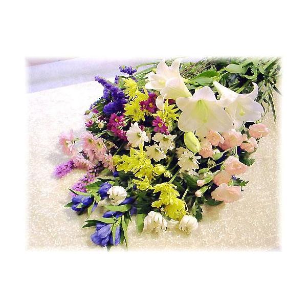 仏事・命日・法事・お彼岸・お盆等のお花、お供え、お墓参りに最適な菊やゆり等のお花でお届け！ギフトラッピング追加で花束にもできます。【ご注意】※配送時期に市場で出回っている中からバイヤー厳選品種を入荷・お届けしています。そのため参考写真はお届...