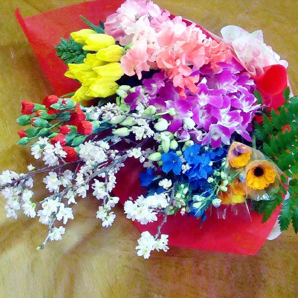 季節のお花5種類以上をセットにして50本お届け！ギフトラッピング追加でプレゼント用の花束にもできます。【ご注意】※配送時期に市場で出回っている中からバイヤー厳選品種を入荷・お届けしています。そのため参考写真はお届け商品と同一ではありません。...