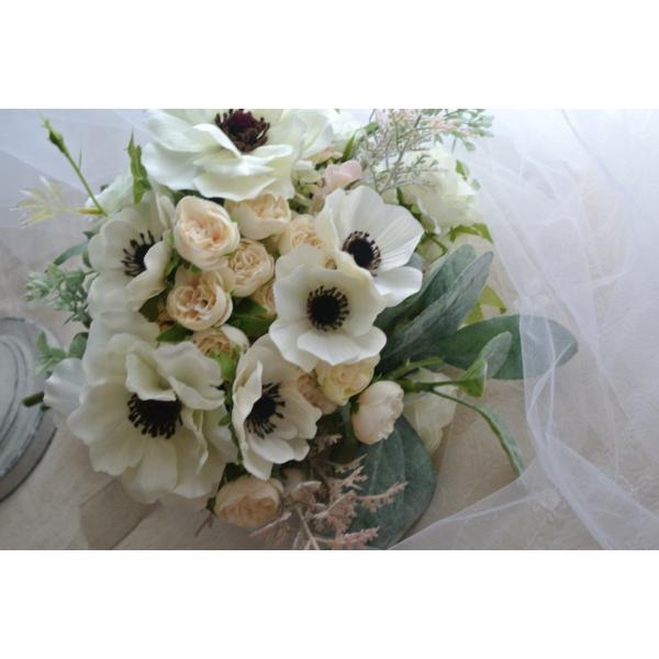 アーティフィシャルフラワーのブーケ「fleur」フルール　コロンとしたクラッチＢＯＵＱＵＥＴ！ブートニアとセットです。どんなドレスにもピッタリフィットします。（お手入れ不要）サイズ：24cm程度のラウンド型でナチュラルリボン付※ラッピングを...