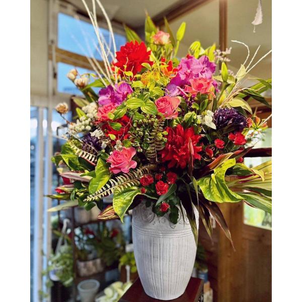 【熊本県八代市・氷川町内配達限定】季節の花を使ったおしゃれなフラワースタンドです。画像の色合い以外にも、ご要望に合わせてお作りできます。色合いの　ご要望は備考欄にご記入ください。ご要望がない場合はおまかせでお作りいたします。お花はアイアンの...