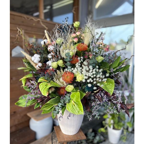 【熊本県八代市・氷川町内配達限定】ワイルドフラワーやフレッシュドライなど、季節の花を使ったおしゃれなフラワースタンドです。画像の色合い以外にも、ご要望に合わせてお作りできます。色合いのご希望は備考欄にご記入ください。お花はアイアンの台と陶器...