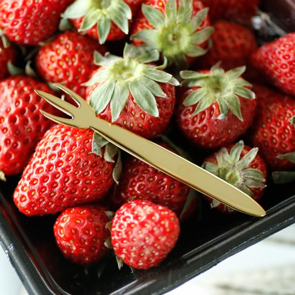 オードブルピン トリデンテ ピックフォーク 9cm ゴールドすっきりシンプル！小さなサイズのカトラリー。トライデント（三叉槍）がお洒落なカクテルピン ピックフォークです♪フルーツやお菓子に、チーズフォンデュにもいいですよ。【サイズ】全長9c...