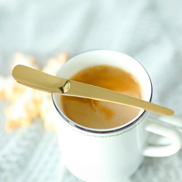 アスティ コーヒーマドラー 11.5cm ゴールドシンプルでスタイリッシュ。個性的なデザインが魅力的！アスティ　コーヒーマドラーです。飲み物をかき混ぜるの以外にも、アミューズやプチデザート等のスプーンとしてもご使用いただけます。【内容量】1...