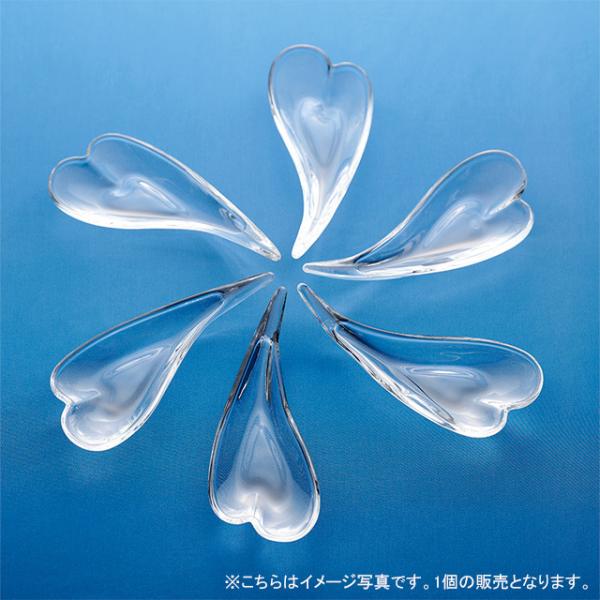 ガラス アミューズ スプーントレー(ハート型）13cm【内容量】1個【サイズ】13cm×5.2cm×高さ2.7cm 重量:約56g材質:ソーダライムガラスハンドメイド/中国製※食器洗浄機、オーブン、電子レンジ使用不可。※事前によくチェックし...