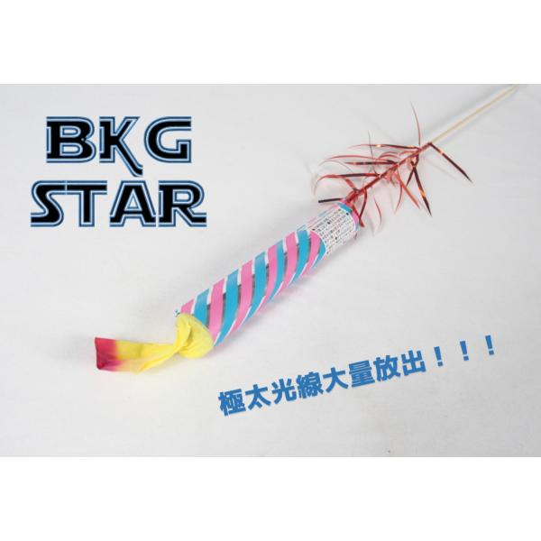 驚異の太さ！極太の筒から迫力の滝が流れ落ちます。滝の先からは繊細な小星が心地よい音と共に弾けます。迫力と繊細さの両方が楽しめる欲張り花火。1本あたり燃焼時間約40秒。−−−−−−−−−−−−−−−−−−−−−−−−−−−−−−−−−−−−−...