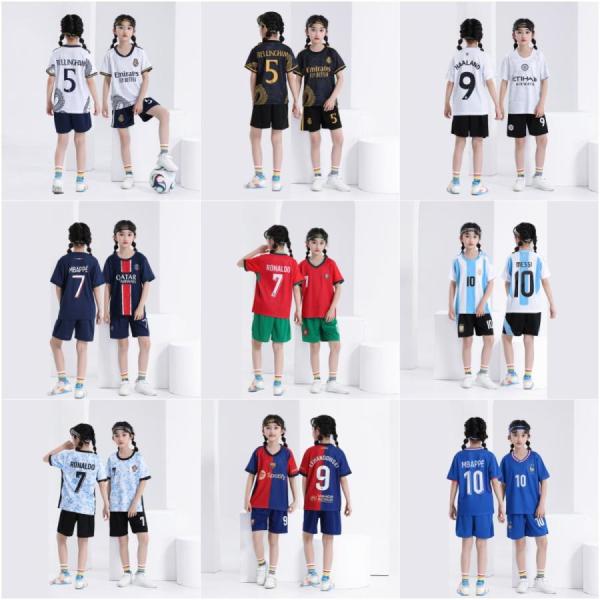 リピーターが多いサッカー　レプリカユニフォーム セットです！！　デザイン、生地ともにクオリティ高い！　柔らかく通気性に優れた素材が、汗を肌から逃がし、一日中快適な着心地をキープします。　サッカーの練習着はもちろん、普段着にもおすすめです。素...