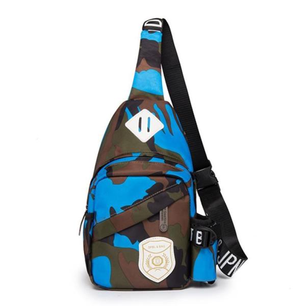 ■カラフルボディーに迷彩柄、かわいいぶた鼻をアクセントとしたおしゃれデザイン。大人でも子供でも使用できるサイズ感なので親子でのシェアもおすすめ！■メインポケットは広めに設計され、普段使いの小物が全て入る抜群の収納力。フロントポケット小物の収...