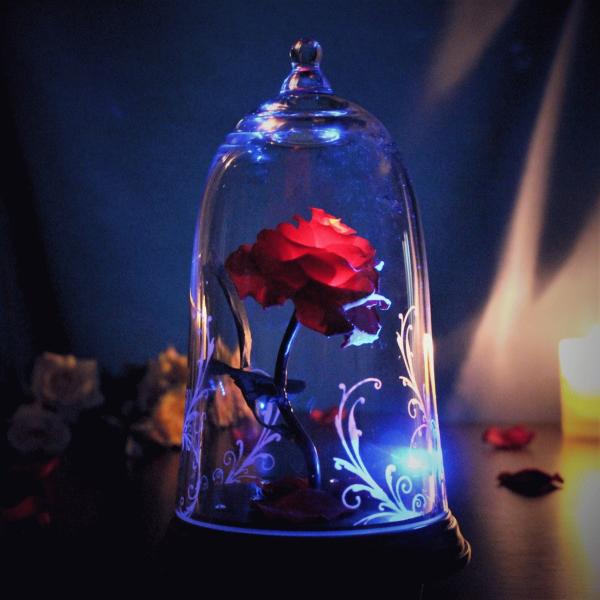 永遠に咲き続けるような美しさを持つ「プリザーブドフラワーのバラ」を、高級感あふれるガラスドームに閉じ込めました。バラの中心にはLEDライトを内蔵しており、スイッチを入れると幻想的に光り輝き、お部屋をロマンチックな空間に演出します。昼間は華や...