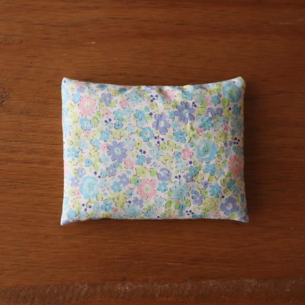 ゆずめろん。さんが作る身体を優しくいたわるアイテム。じんわり優しい温かさを体感してください。■サイズ■約８ｃｍ×約１０ｃｍ　重量：約８０ｇひとつずつ手作りしています。 多少の誤差はご了承ください。生地のカット部分により 柄の出方が異なります...